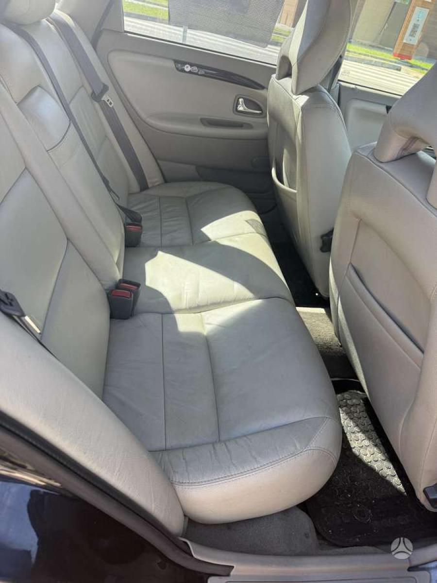 Black Volvo V40 2004 in Kaunas, with an engine capacity of 1.78 L and mileage of 216 thousand km for 1750 €, photo 18 on AUTOMOTO.COM.LV
