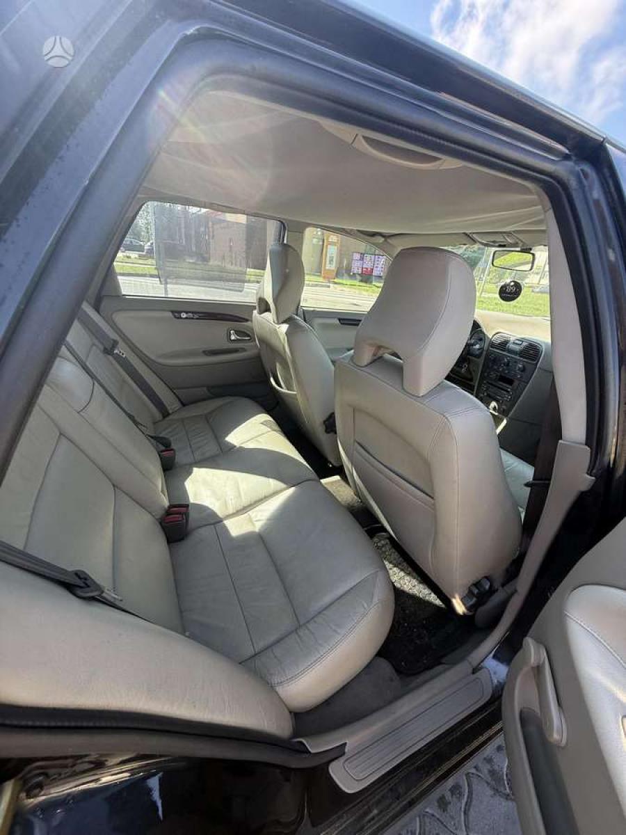 Black Volvo V40 2004 in Kaunas, with an engine capacity of 1.78 L and mileage of 216 thousand km for 1750 €, photo 24 on AUTOMOTO.COM.LV