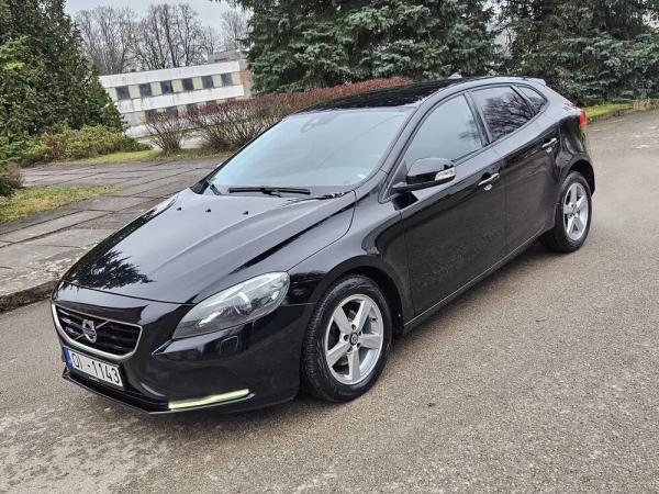 Черный Вольво В40 2012 в Екабпилс, объемом двигателя 1.60 л и пробегом 274 тыс. км за 6490 €, фото 1 на AUTOMOTO.COM.LV