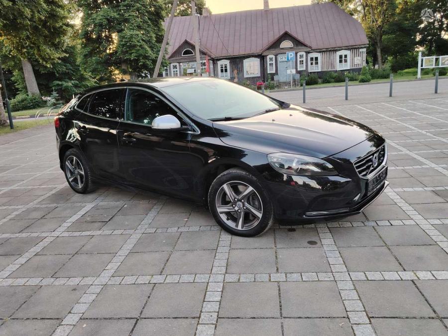 Black Volvo V40 2012 in Raseiniai, with an engine capacity of 2.00 L and mileage of 284 thousand km for 6500 €, photo 3 on AUTOMOTO.COM.LV