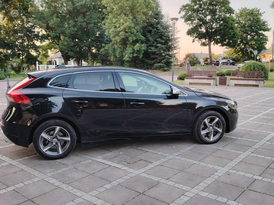 Black Volvo V40 2012 in Raseiniai, with an engine capacity of 2.00 L and mileage of 284 thousand km for 6500 €, photo 7 on AUTOMOTO.COM.LV