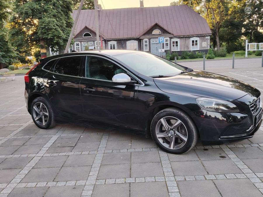 Black Volvo V40 2012 in Raseiniai, with an engine capacity of 2.00 L and mileage of 284 thousand km for 6500 €, photo 10 on AUTOMOTO.COM.LV