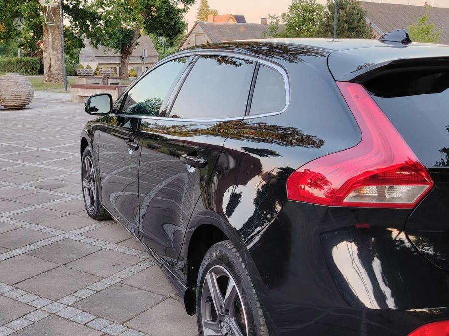 Black Volvo V40 2012 in Raseiniai, with an engine capacity of 2.00 L and mileage of 284 thousand km for 6500 €, photo 13 on AUTOMOTO.COM.LV