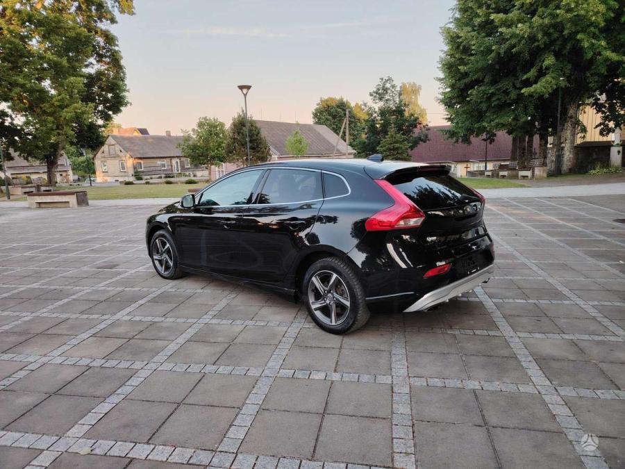 Black Volvo V40 2012 in Raseiniai, with an engine capacity of 2.00 L and mileage of 284 thousand km for 6500 €, photo 14 on AUTOMOTO.COM.LV