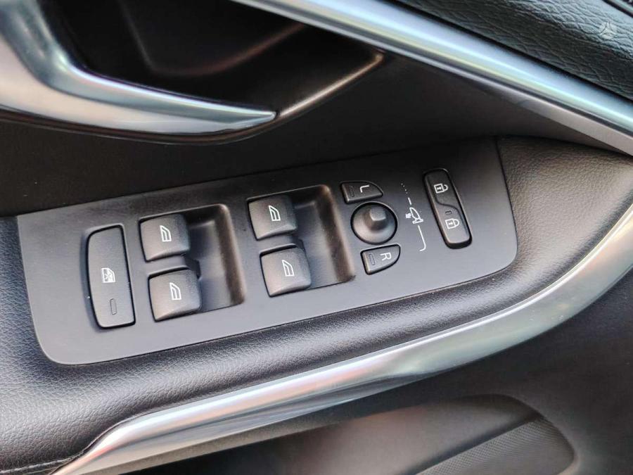 Black Volvo V40 2012 in Raseiniai, with an engine capacity of 2.00 L and mileage of 284 thousand km for 6500 €, photo 15 on AUTOMOTO.COM.LV