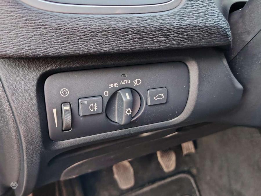 Black Volvo V40 2012 in Raseiniai, with an engine capacity of 2.00 L and mileage of 284 thousand km for 6500 €, photo 16 on AUTOMOTO.COM.LV