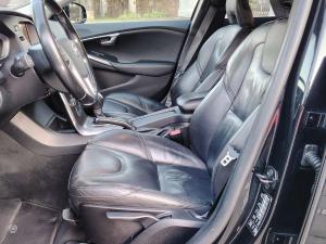 Black Volvo V40 2012 in Raseiniai, with an engine capacity of 2.00 L and mileage of 284 thousand km for 6500 €, photo 18 on AUTOMOTO.COM.LV