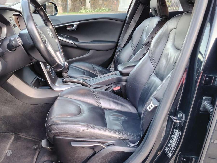 Black Volvo V40 2012 in Raseiniai, with an engine capacity of 2.00 L and mileage of 284 thousand km for 6500 €, photo 18 on AUTOMOTO.COM.LV