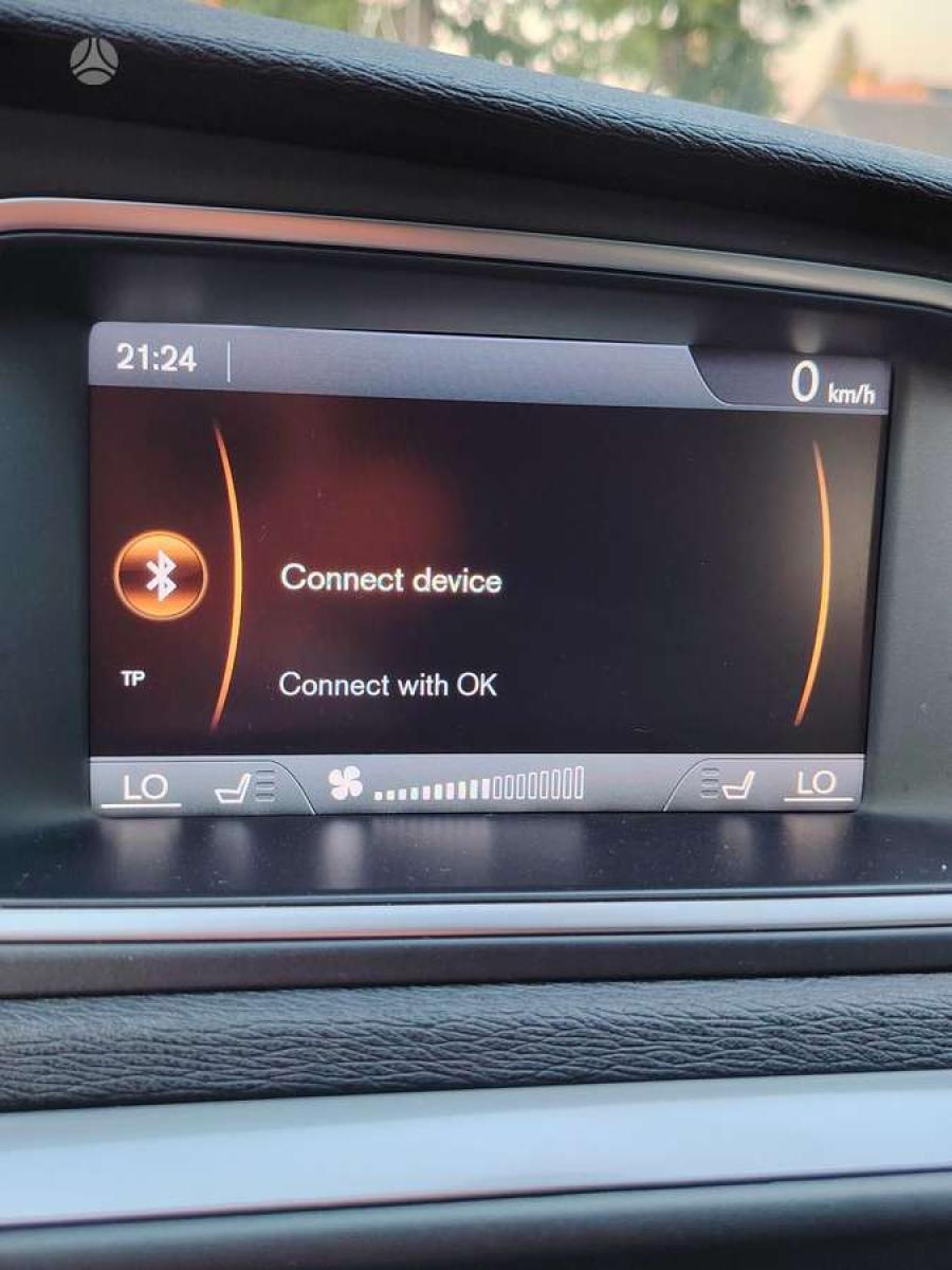 Black Volvo V40 2012 in Raseiniai, with an engine capacity of 2.00 L and mileage of 284 thousand km for 6500 €, photo 19 on AUTOMOTO.COM.LV