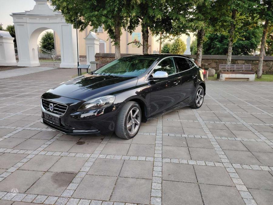 Black Volvo V40 2012 in Raseiniai, with an engine capacity of 2.00 L and mileage of 284 thousand km for 6500 €, photo 24 on AUTOMOTO.COM.LV
