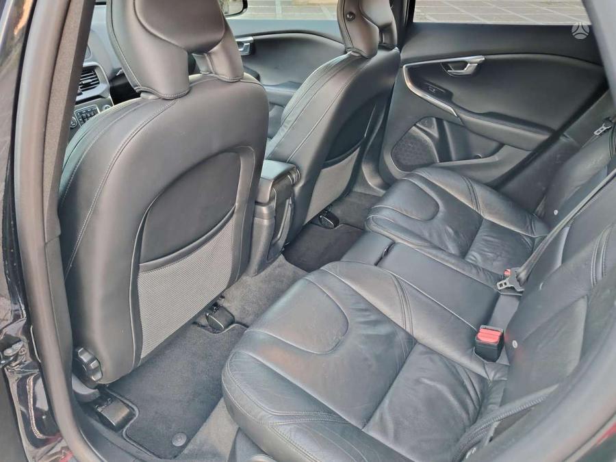 Black Volvo V40 2012 in Raseiniai, with an engine capacity of 2.00 L and mileage of 284 thousand km for 6500 €, photo 25 on AUTOMOTO.COM.LV