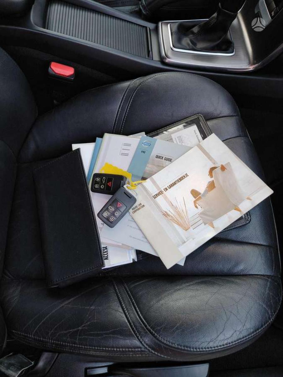 Black Volvo V40 2012 in Raseiniai, with an engine capacity of 2.00 L and mileage of 284 thousand km for 6500 €, photo 28 on AUTOMOTO.COM.LV