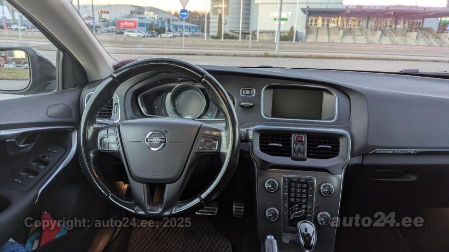Black Volvo V40 2013 in Tallinn, with an engine capacity of 2.00 L and mileage of 258 thousand km for 7000 €, photo 6 on AUTOMOTO.COM.LV