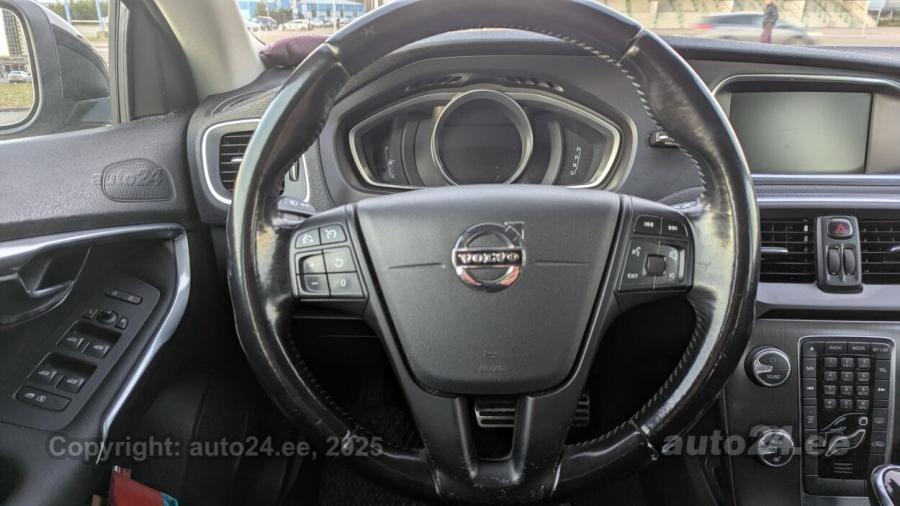Black Volvo V40 2013 in Tallinn, with an engine capacity of 2.00 L and mileage of 258 thousand km for 7000 €, photo 8 on AUTOMOTO.COM.LV