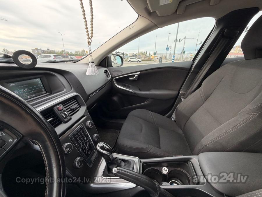 Melns Volvo V40 2013 Tallina, ar dzinēja tilpumu 1.60 L un nobraukumu 164 tūkst. km par 7999 €, foto 9 vietnē AUTOMOTO.COM.LV