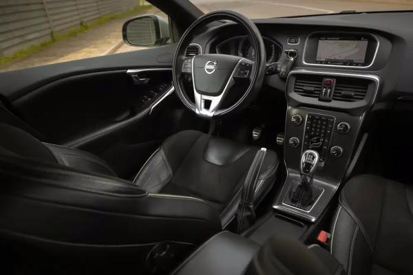 Melns Volvo V40 2013 Jelgava, ar dzinēja tilpumu 2.00 L un nobraukumu 262 tūkst. km par 8900 €, foto 7 vietnē AUTOMOTO.COM.LV