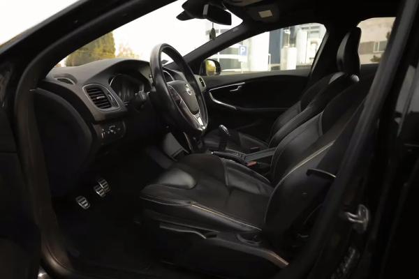 Melns Volvo V40 2013 Jelgava, ar dzinēja tilpumu 2.00 L un nobraukumu 262 tūkst. km par 8900 €, foto 9 vietnē AUTOMOTO.COM.LV