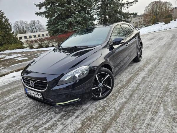 Black Volvo V40 2013 in Jekabpils, with an engine capacity of 1.60 L and mileage of 298 thousand km for 6490 €, photo 1 on AUTOMOTO.COM.LV