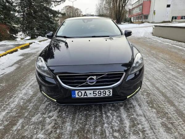Black Volvo V40 2013 in Jekabpils, with an engine capacity of 1.60 L and mileage of 298 thousand km for 6490 €, photo 2 on AUTOMOTO.COM.LV
