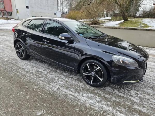 Black Volvo V40 2013 in Jekabpils, with an engine capacity of 1.60 L and mileage of 298 thousand km for 6490 €, photo 4 on AUTOMOTO.COM.LV