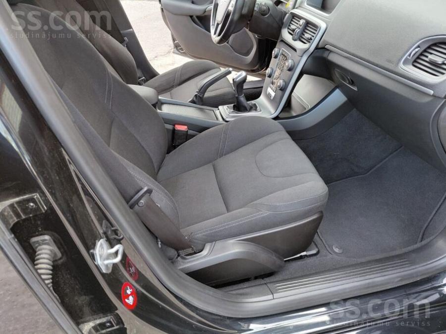 Melns Volvo V40 2014 Talsi, ar dzinēja tilpumu 1.60 L un nobraukumu 107 tūkst. km par 7200 €, foto 8 vietnē AUTOMOTO.COM.LV