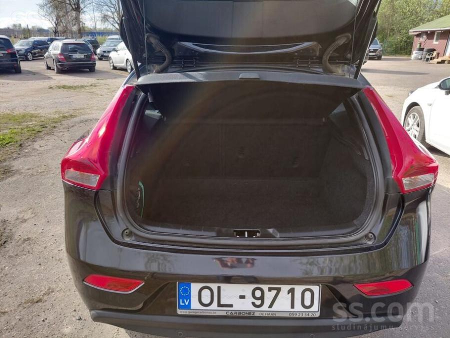 Melns Volvo V40 2014 Talsi, ar dzinēja tilpumu 1.60 L un nobraukumu 107 tūkst. km par 7200 €, foto 10 vietnē AUTOMOTO.COM.LV
