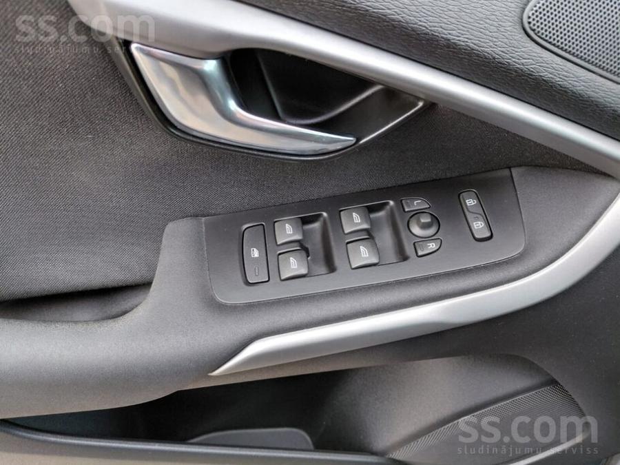 Melns Volvo V40 2014 Talsi, ar dzinēja tilpumu 1.60 L un nobraukumu 107 tūkst. km par 7200 €, foto 12 vietnē AUTOMOTO.COM.LV