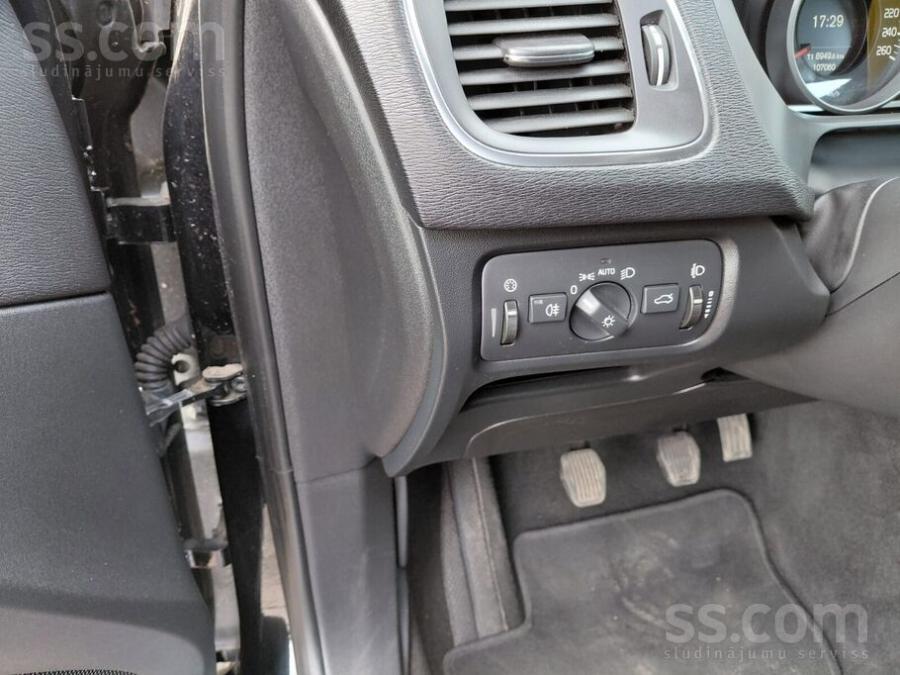 Melns Volvo V40 2014 Talsi, ar dzinēja tilpumu 1.60 L un nobraukumu 107 tūkst. km par 7200 €, foto 13 vietnē AUTOMOTO.COM.LV