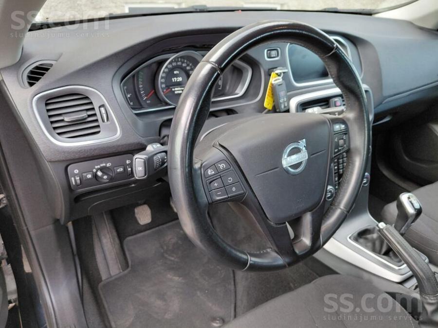 Melns Volvo V40 2014 Talsi, ar dzinēja tilpumu 1.60 L un nobraukumu 107 tūkst. km par 7200 €, foto 14 vietnē AUTOMOTO.COM.LV