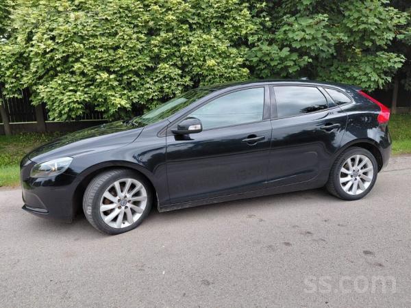 Melns Volvo V40 2014 Jelgava, ar dzinēja tilpumu 1.60 L un nobraukumu 188 tūkst. km par 6900 €, foto 2 vietnē AUTOMOTO.COM.LV