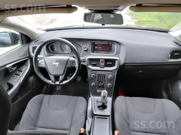 Melns Volvo V40 2014 Jelgava, ar dzinēja tilpumu 1.60 L un nobraukumu 188 tūkst. km par 6900 €, foto 4 vietnē AUTOMOTO.COM.LV