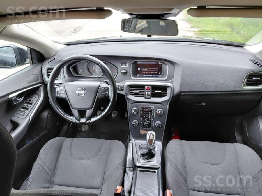 Melns Volvo V40 2014 Jelgava, ar dzinēja tilpumu 1.60 L un nobraukumu 188 tūkst. km par 6900 €, foto 5 vietnē AUTOMOTO.COM.LV