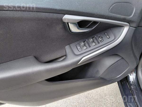 Melns Volvo V40 2014 Jelgava, ar dzinēja tilpumu 1.60 L un nobraukumu 188 tūkst. km par 6900 €, foto 8 vietnē AUTOMOTO.COM.LV