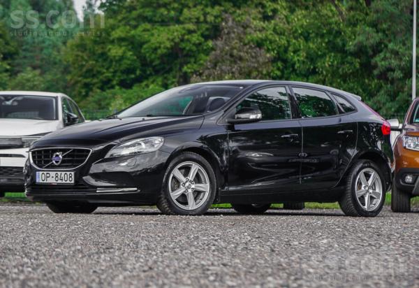 Black Volvo V40 2014 in Riga, with an engine capacity of 1.60 L and mileage of 236 thousand km for 8990 €, photo 1 on AUTOMOTO.COM.LV