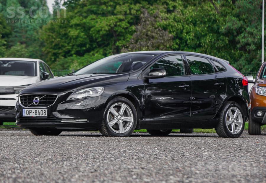 Black Volvo V40 2014 in Riga, with an engine capacity of 1.60 L and mileage of 236 thousand km for 8990 €, photo 1 on AUTOMOTO.COM.LV
