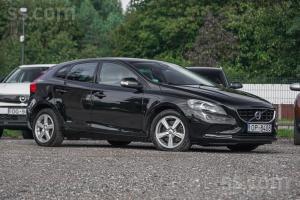 Black Volvo V40 2014 in Riga, with an engine capacity of 1.60 L and mileage of 236 thousand km for 8990 €, photo 3 on AUTOMOTO.COM.LV