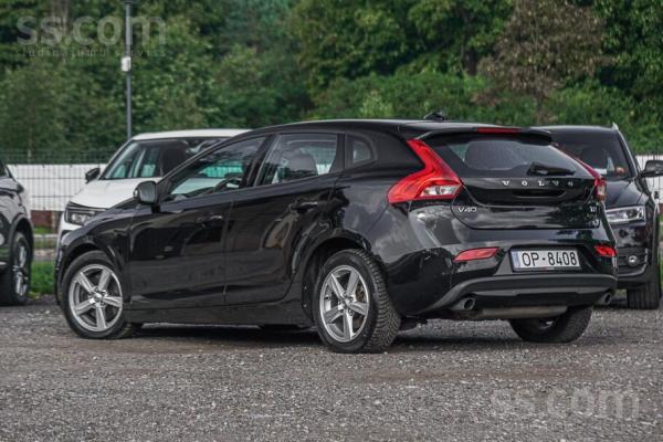 Black Volvo V40 2014 in Riga, with an engine capacity of 1.60 L and mileage of 236 thousand km for 8990 €, photo 4 on AUTOMOTO.COM.LV