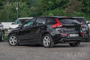 Black Volvo V40 2014 in Riga, with an engine capacity of 1.60 L and mileage of 236 thousand km for 8990 €, photo 4 on AUTOMOTO.COM.LV