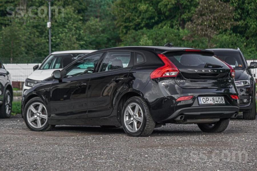 Black Volvo V40 2014 in Riga, with an engine capacity of 1.60 L and mileage of 236 thousand km for 8990 €, photo 4 on AUTOMOTO.COM.LV