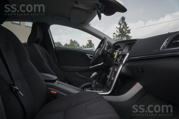 Black Volvo V40 2014 in Riga, with an engine capacity of 1.60 L and mileage of 236 thousand km for 8990 €, photo 5 on AUTOMOTO.COM.LV