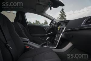 Black Volvo V40 2014 in Riga, with an engine capacity of 1.60 L and mileage of 236 thousand km for 8990 €, photo 5 on AUTOMOTO.COM.LV