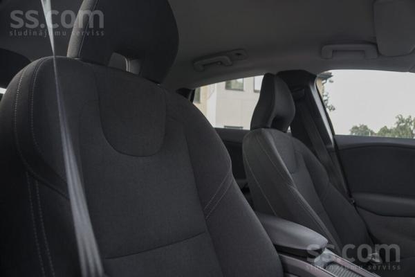 Black Volvo V40 2014 in Riga, with an engine capacity of 1.60 L and mileage of 236 thousand km for 8990 €, photo 6 on AUTOMOTO.COM.LV