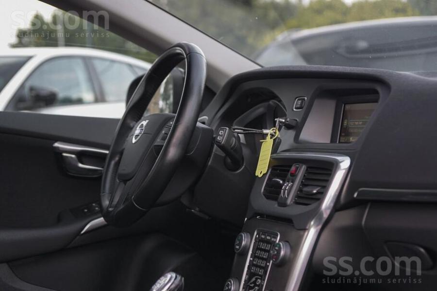 Black Volvo V40 2014 in Riga, with an engine capacity of 1.60 L and mileage of 236 thousand km for 8990 €, photo 7 on AUTOMOTO.COM.LV