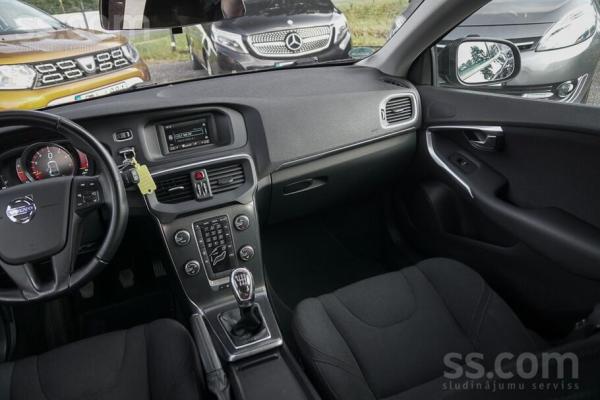 Black Volvo V40 2014 in Riga, with an engine capacity of 1.60 L and mileage of 236 thousand km for 8990 €, photo 10 on AUTOMOTO.COM.LV