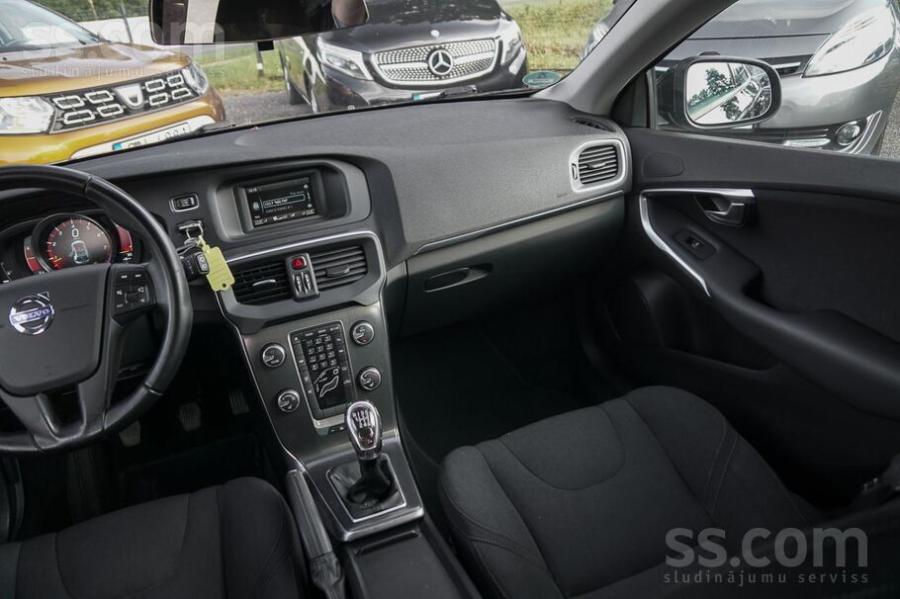 Black Volvo V40 2014 in Riga, with an engine capacity of 1.60 L and mileage of 236 thousand km for 8990 €, photo 10 on AUTOMOTO.COM.LV