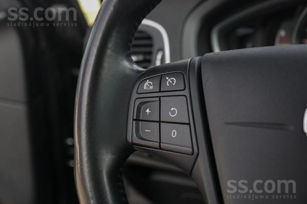 Black Volvo V40 2014 in Riga, with an engine capacity of 1.60 L and mileage of 236 thousand km for 8990 €, photo 11 on AUTOMOTO.COM.LV