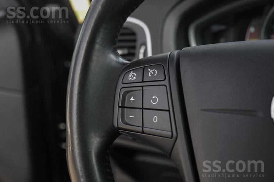 Black Volvo V40 2014 in Riga, with an engine capacity of 1.60 L and mileage of 236 thousand km for 8990 €, photo 11 on AUTOMOTO.COM.LV