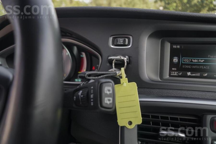 Black Volvo V40 2014 in Riga, with an engine capacity of 1.60 L and mileage of 236 thousand km for 8990 €, photo 13 on AUTOMOTO.COM.LV