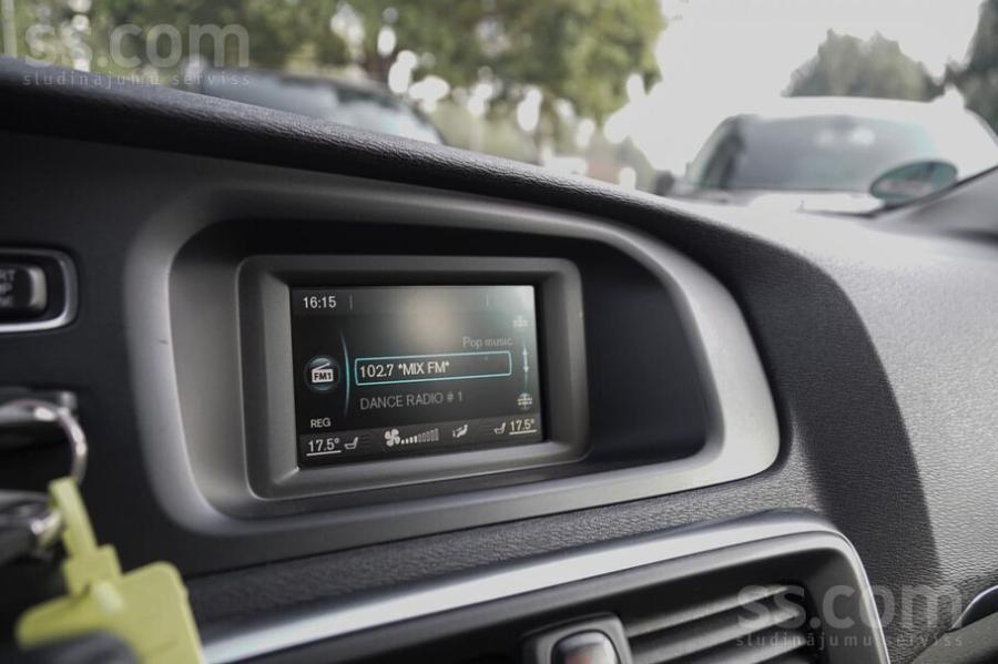 Black Volvo V40 2014 in Riga, with an engine capacity of 1.60 L and mileage of 236 thousand km for 8990 €, photo 14 on AUTOMOTO.COM.LV