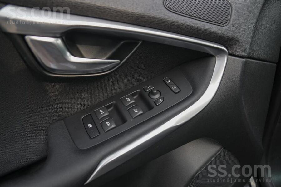 Black Volvo V40 2014 in Riga, with an engine capacity of 1.60 L and mileage of 236 thousand km for 8990 €, photo 16 on AUTOMOTO.COM.LV